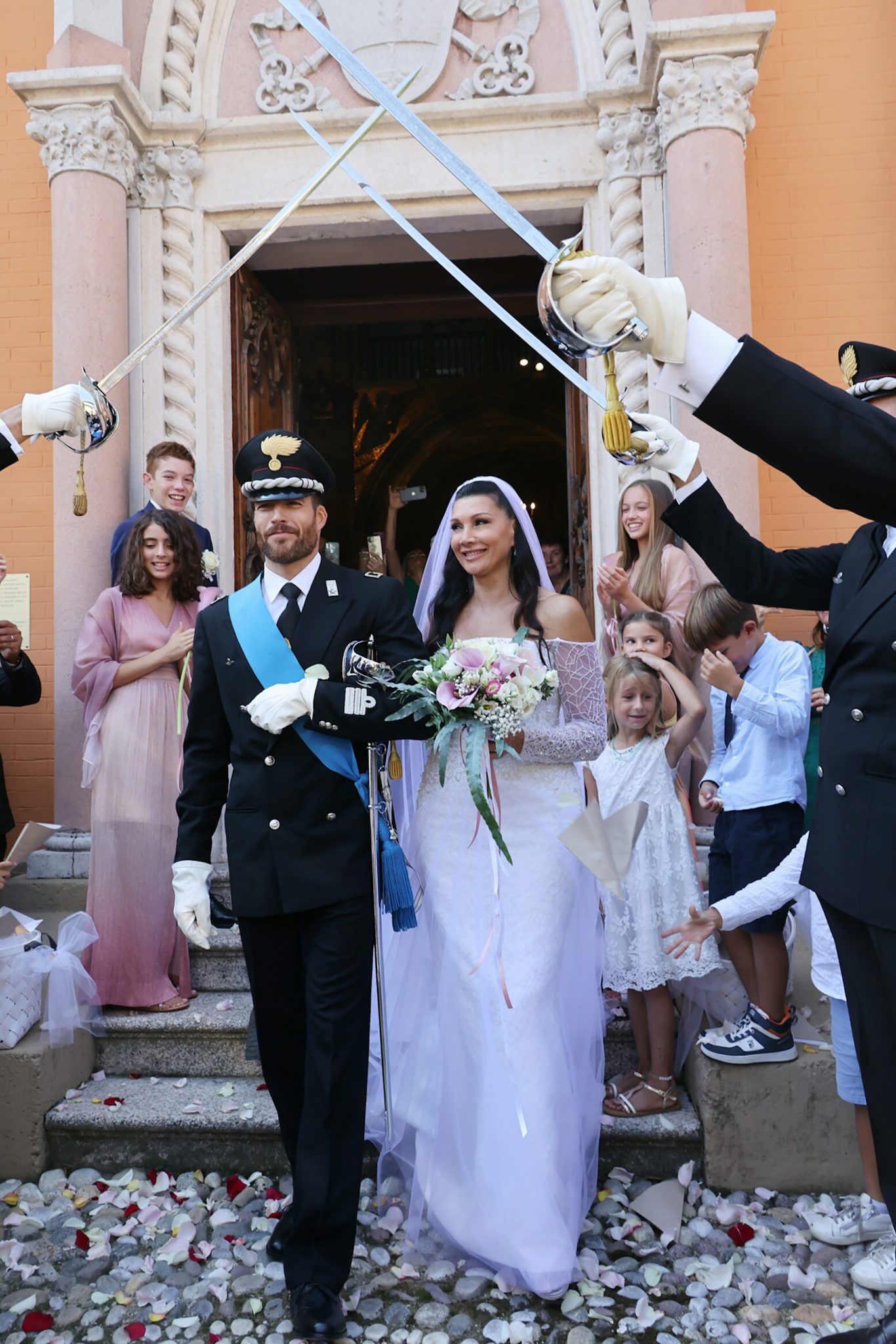 Luisa Corna sposa in bianco col velo: i due abiti di pizzo per il ...