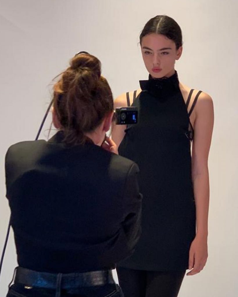 Deva Cassel sfila senza tacchi a Milano: nel backstage posa in intimo e ...