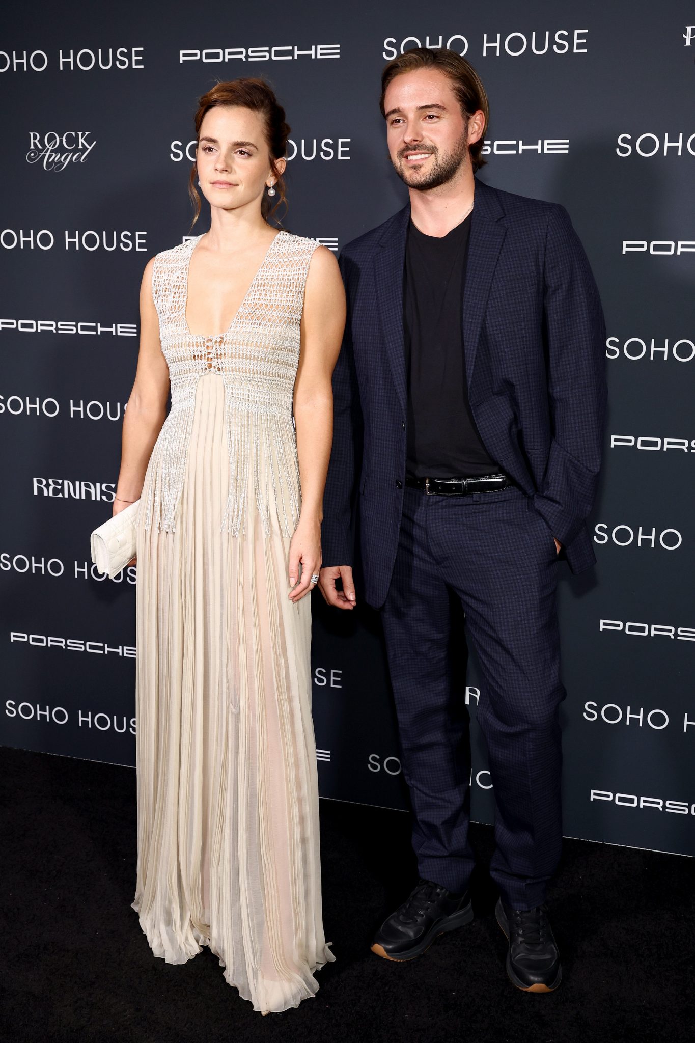 L'eleganza discreta di Emma Watson: ruba la scena con l'abito plissettato