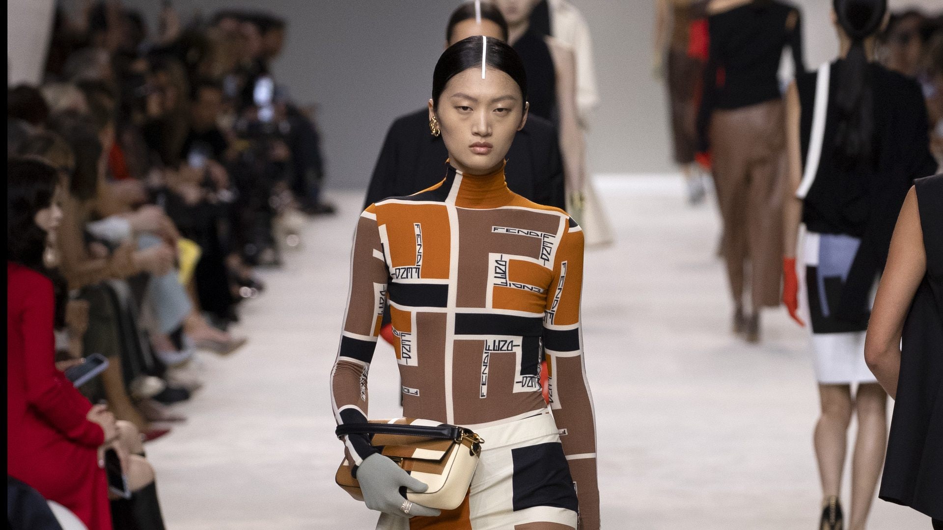 Il logo di Fendi ha una storia lunga 50 anni, qual è il significato ...