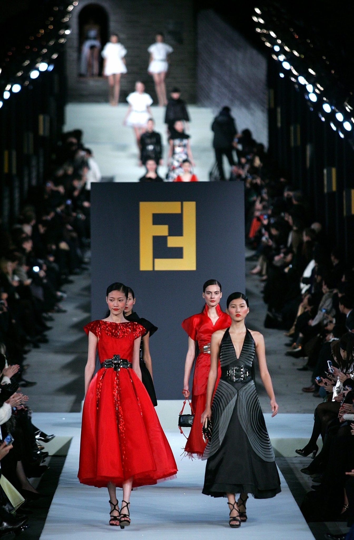 Il logo di Fendi ha una storia lunga 50 anni, qual è il significato ...