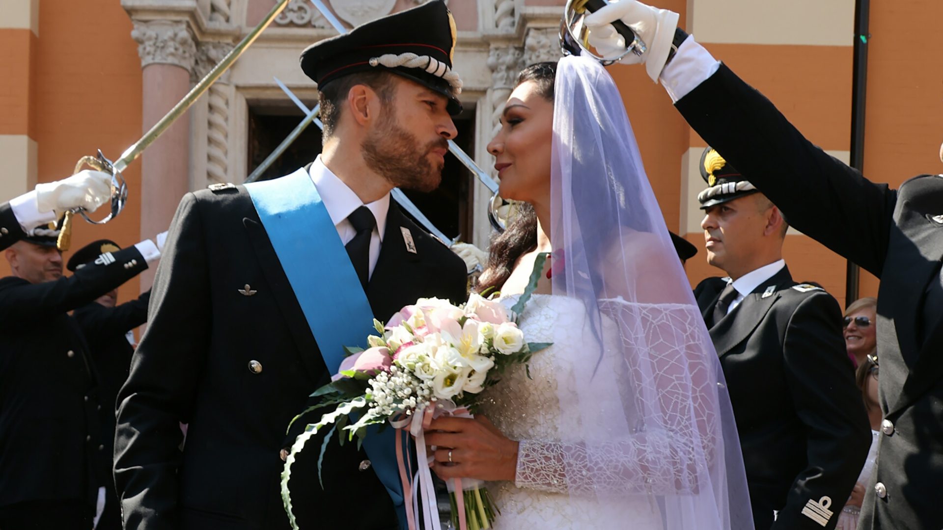 Luisa Corna sposa in bianco col velo: i due abiti di pizzo per il ...