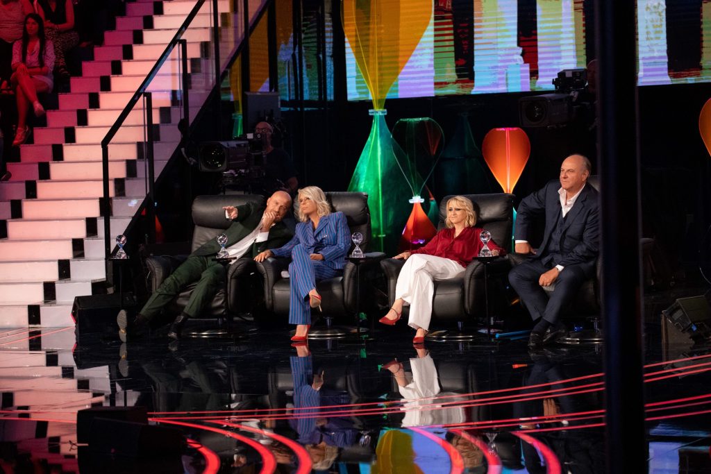 Tu Sì Que Vales, Maria De Filippi e Giulia Stabile in tailleur: look ...