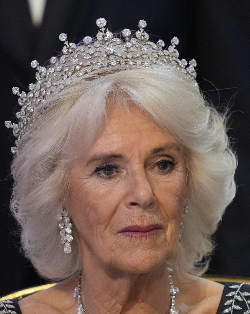 La regina Camilla rende omaggio a Elisabetta II: alla cena di gala ...