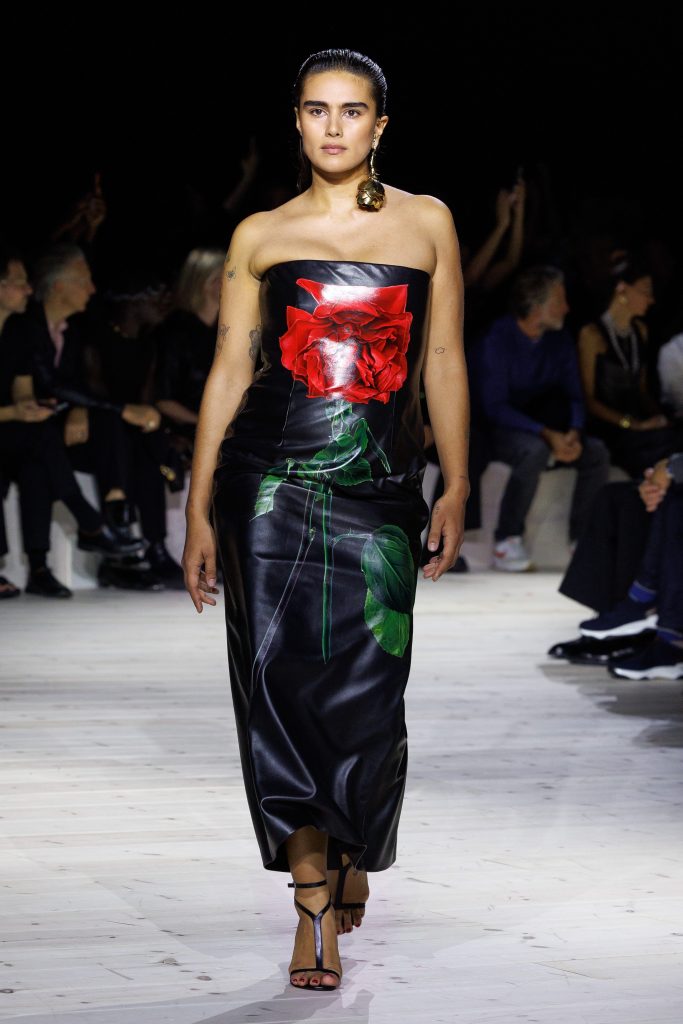 Alexander McQueen, l'ultima sfilata di Sarah Burton: la stilista che ...
