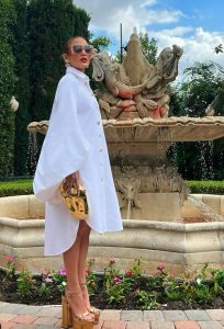 Jennifer Lopez, il look candido con accessori oro vale quasi 8mila euro