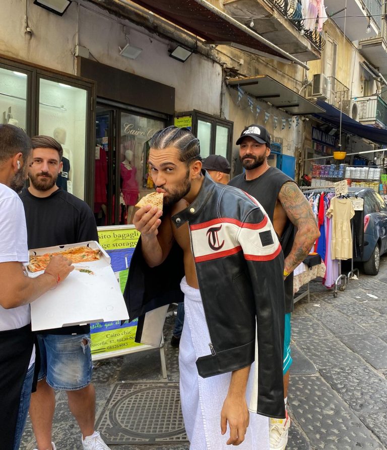 Mahmood tra le strade di Napoli in Cocktail d'amore: "Girare il video ...