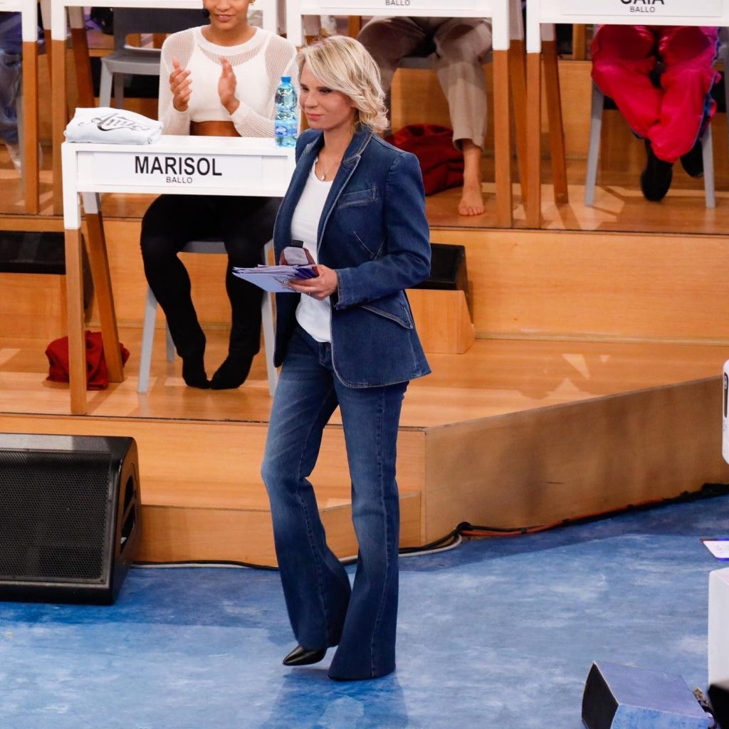 Maria De Filippi ad Amici è regina del riciclo: il tailleur di jeans è ...