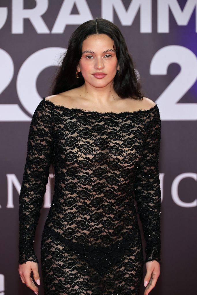 Rosalia sceglie un look nude per i Latin Grammy Awards: splende con l ...