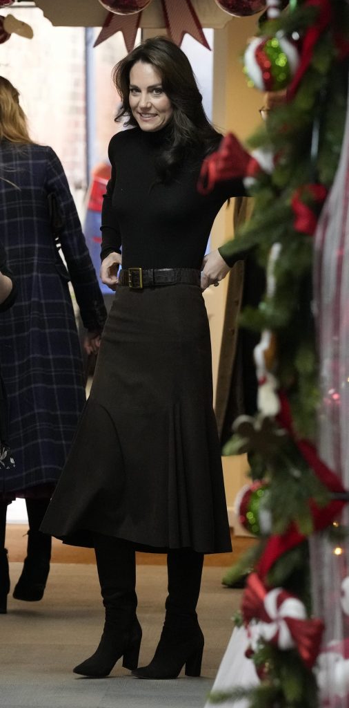 Kate Middleton, principessa trendy con la gonna di pelle e gli stivali alti