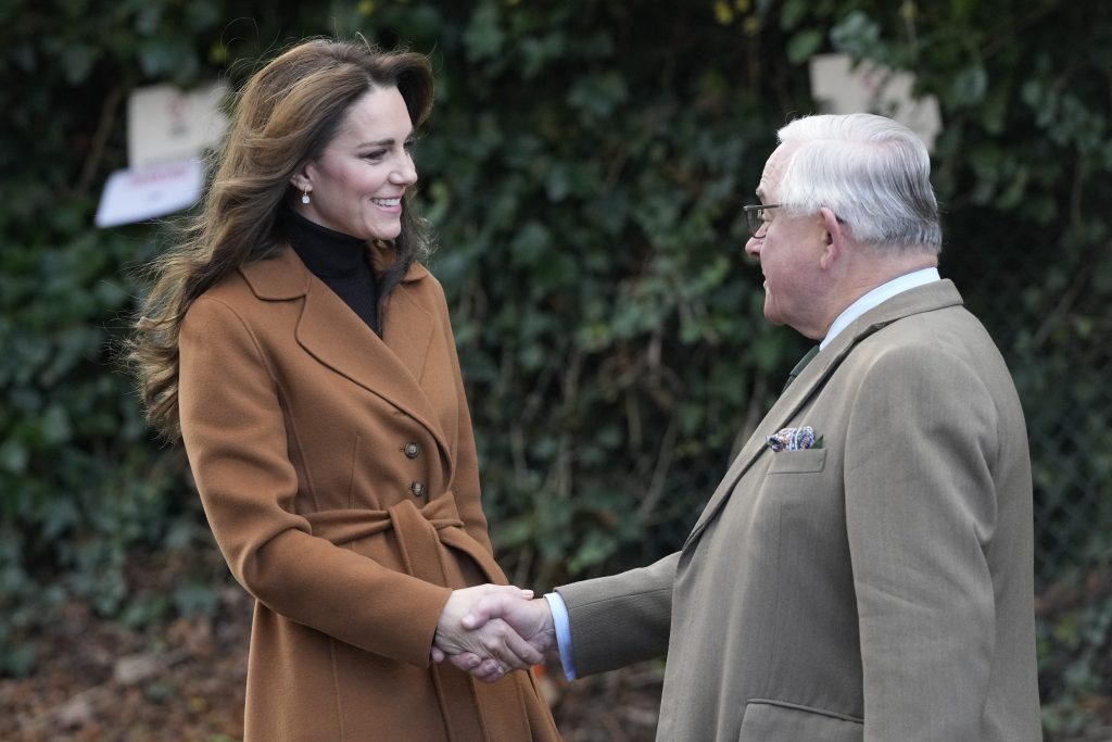 Kate Middleton, principessa trendy con la gonna di pelle e gli stivali alti
