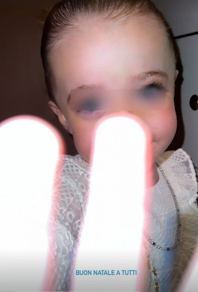 Belén Rodriguez coi collant bianchi a Natale: candido look matchy matchy con Luna Marì