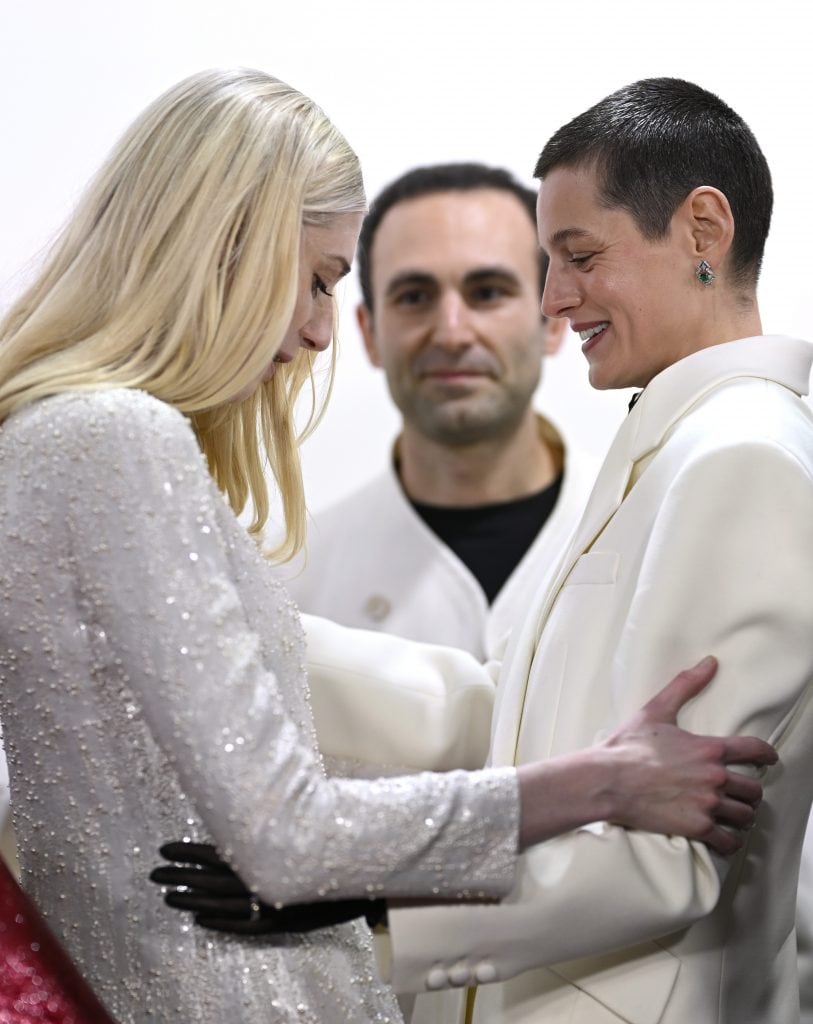 Emma Corrin sul red carpet di The Crown 6: blazer e gonna velata per un ...