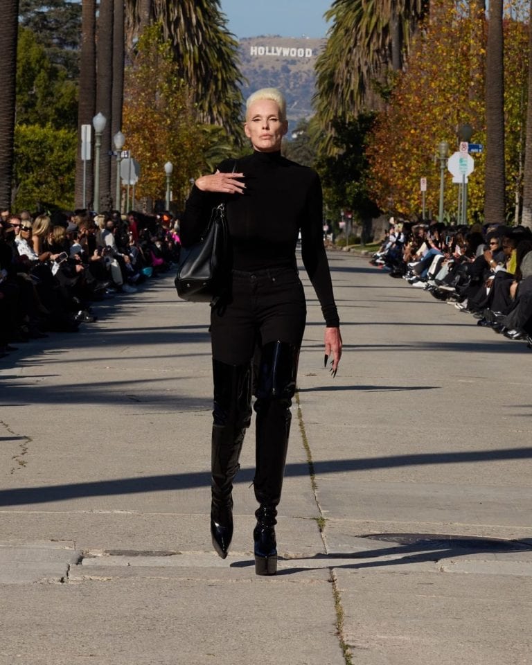 Brigitte Nielsen torna sulle passerelle a sessant'anni e sfila per ...