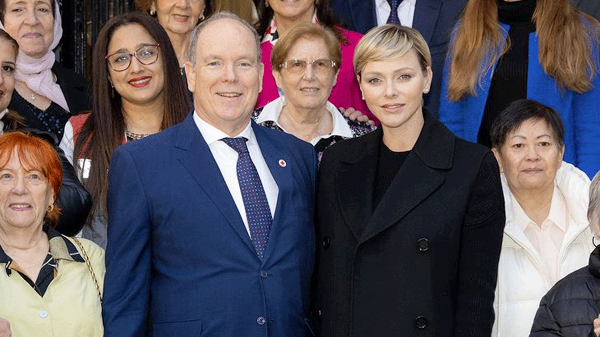 Charlene di Monaco: l'elegante smanicato che sembra un cappotto da imitare