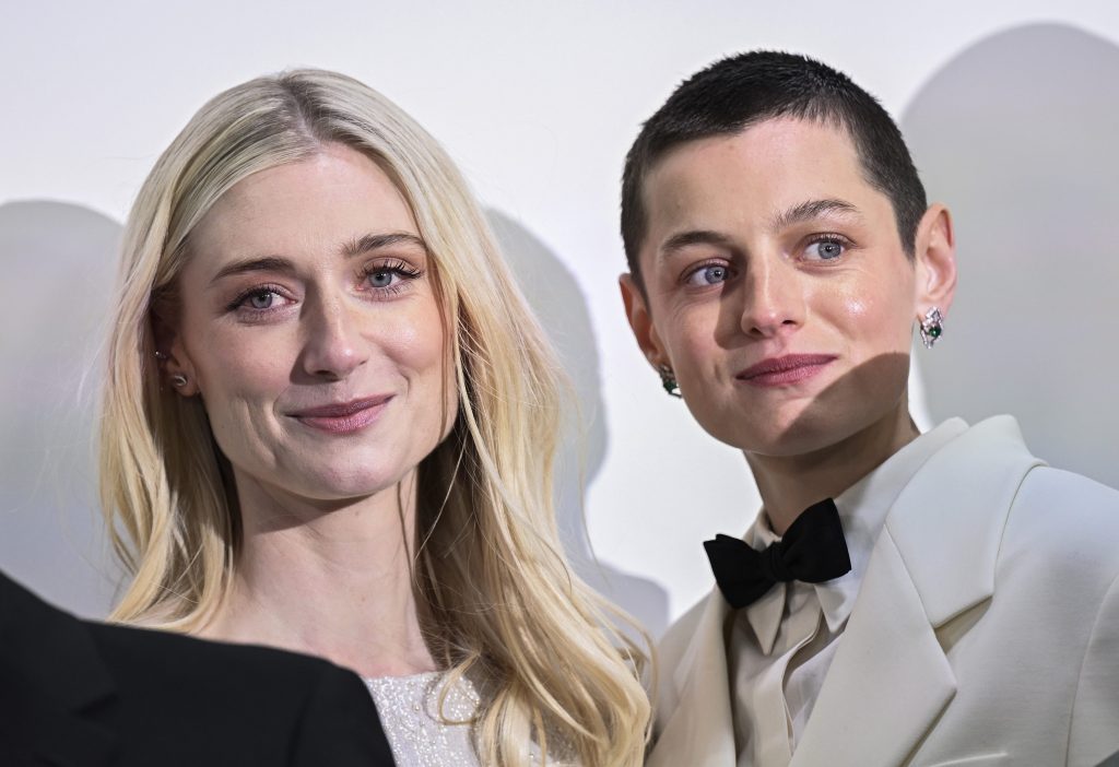 Emma Corrin sul red carpet di The Crown 6: blazer e gonna velata per un ...