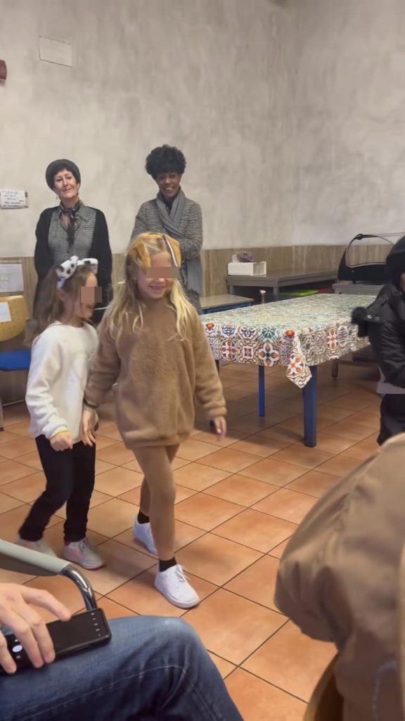 Isabel Totti, per la recita di Natale indossa felpa teddy e orecchie da ...