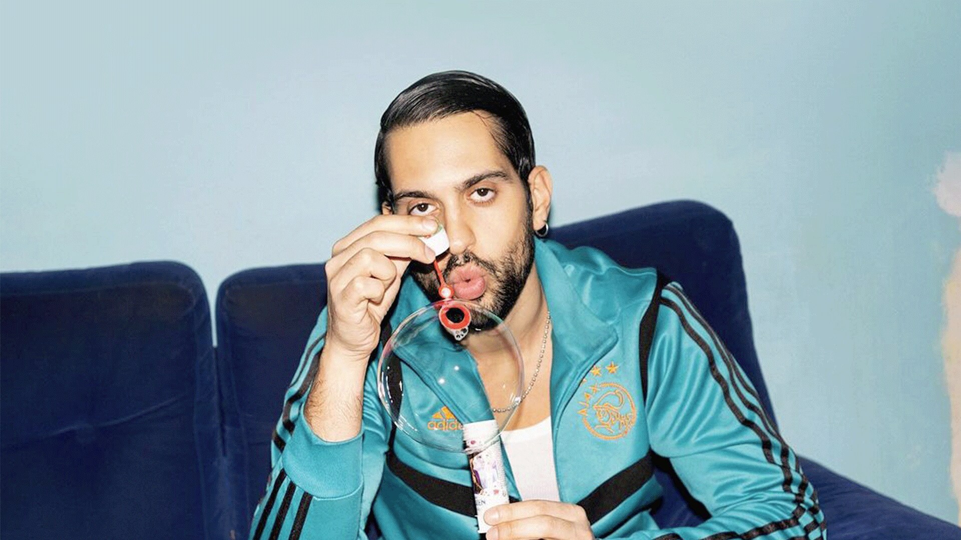 Tuta e capelli da Lord, così Mahmood annuncia la partecipazione a ...