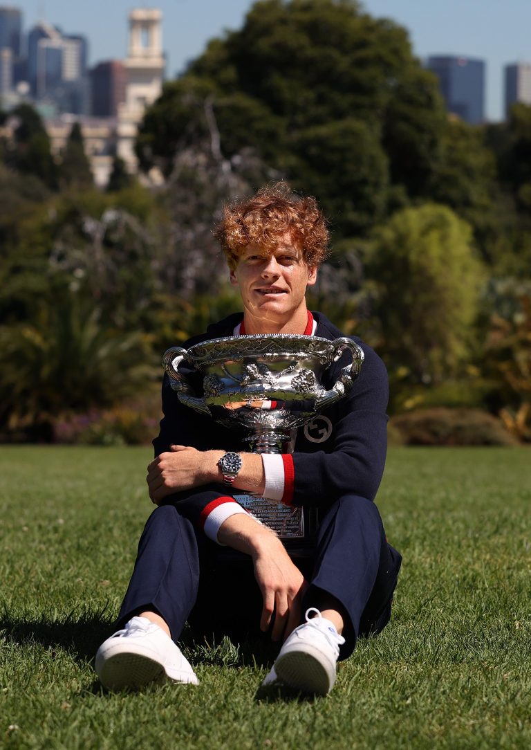 Jannik Sinner, il look della vittoria con il trofeo degli Australian ...
