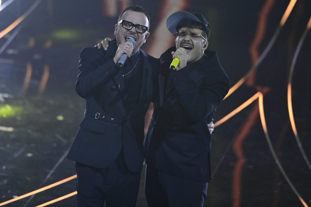 Geolier con i suoi "cloni" a Sanremo 2024: Gigi D'Alessio, Gué e Luché ...
