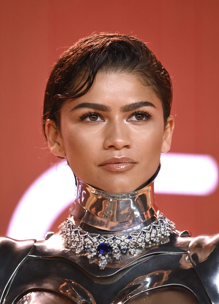 Il look futuristico di Zendaya con armatura metallica: perché si è ...