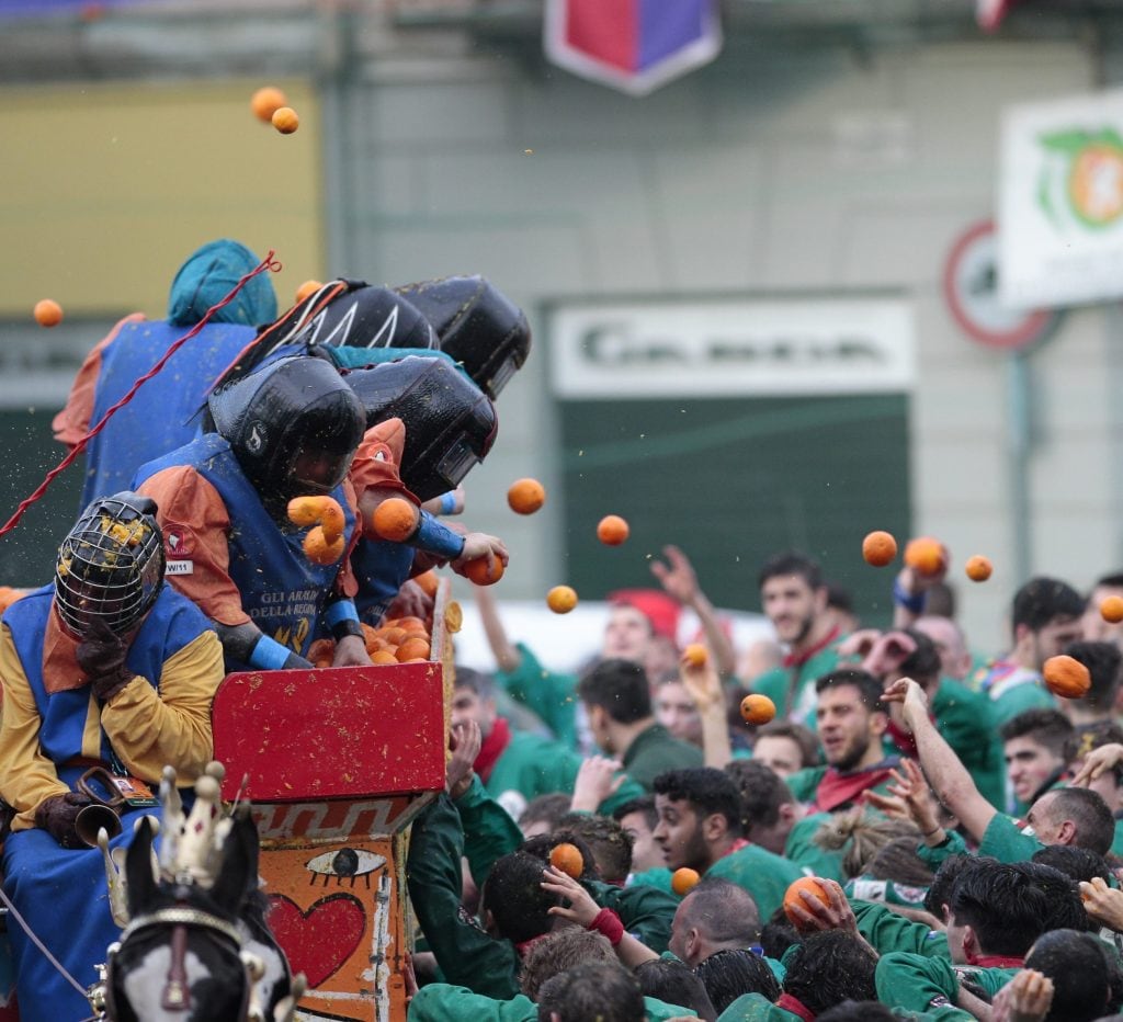 Carnevale di Ivrea 2024, date e come partecipare alla storica Battaglia ...