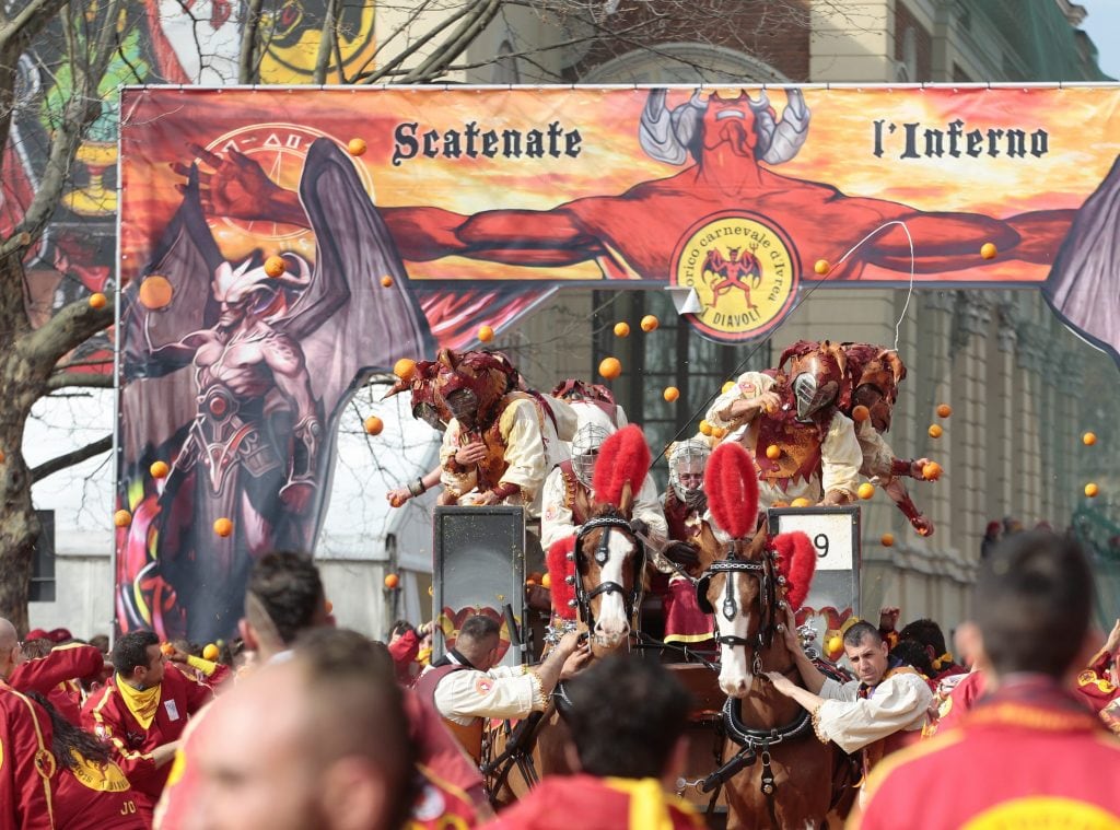 Carnevale di Ivrea 2024, date e come partecipare alla storica Battaglia ...