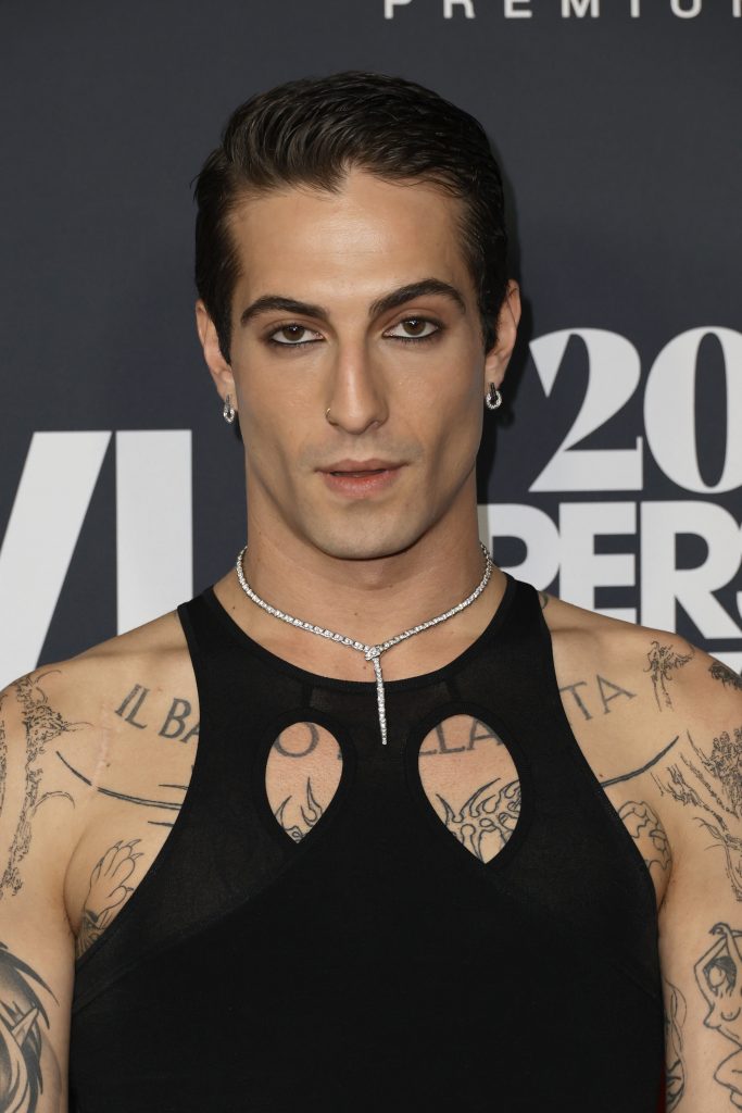 Damiano David coi gioielli di diamanti: si esibisce come solista con la collana da 90 mila euro