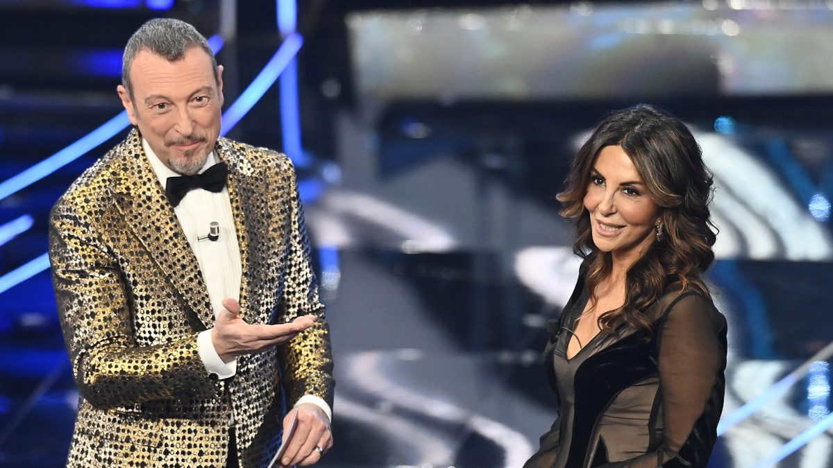 Sabrina Ferilli alza il vestito per entrare all'Ariston: "È sempre più ...