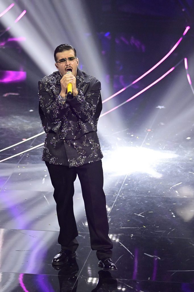 Geolier dalla tuta del Napoli ai cristalli: tutto lo stile del rapper ...