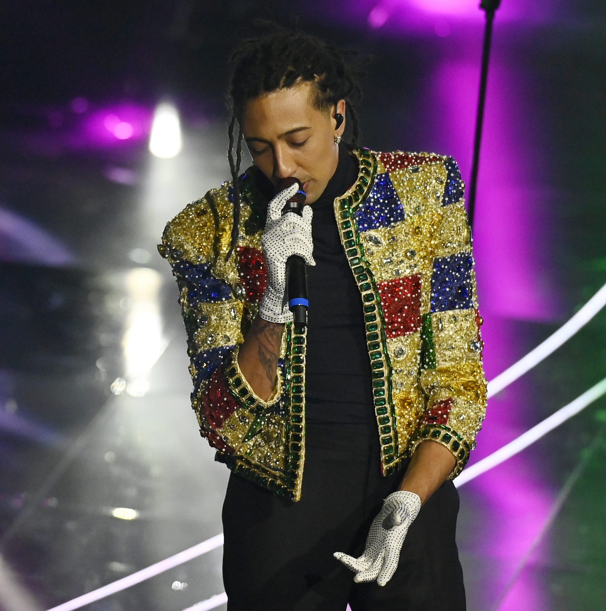 Ghali cita Michael Jackson a Sanremo 2024: l'omaggio con i calzini ...