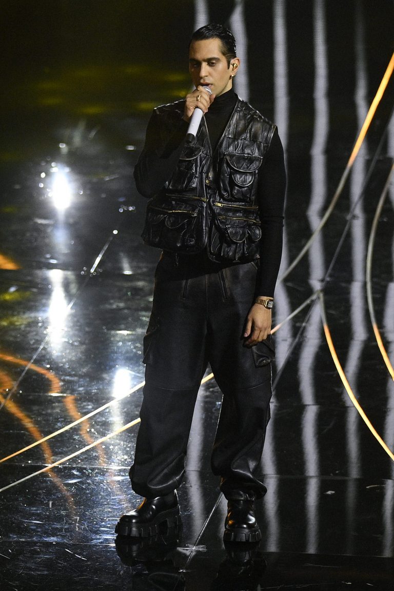 I voti di Enzo Miccio ai look di Sanremo 2024: Angelina Mango un'accozzaglia, Mahmood fuori concorso