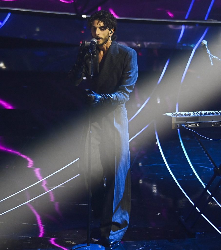 Perché tutti i cantanti sul palco dell'Ariston vestono in nero (c'entra il Fantasanremo)