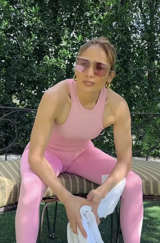 Jennifer Lopez si allena in giardino: completino rosa e pesi personalizzati per il workout casalingo