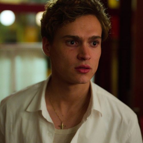 Saul Nanni mostra il cimelio dal set di Supersex: nella serie è Rocco ...