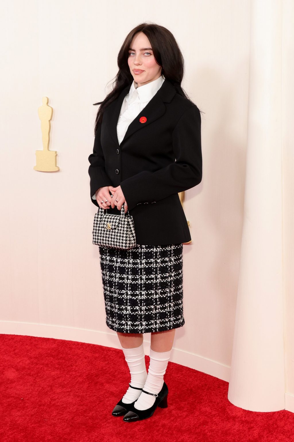 Billie Eilish rompe le regole sul red carpet con gli occhiali da vista ...