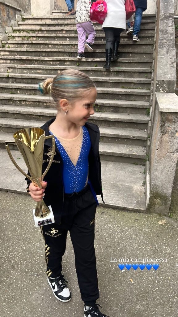 Isabel Totti con look blu elettrico vince la gara di pattinaggio ...