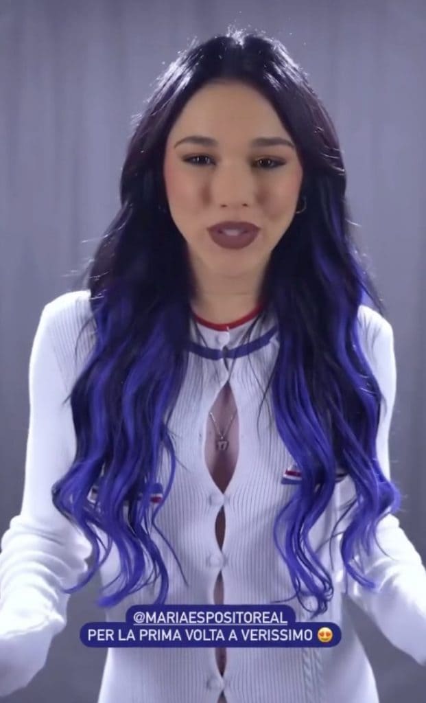 Maria Esposito vola a Barcellona: capelli blu e body traforato per la ...