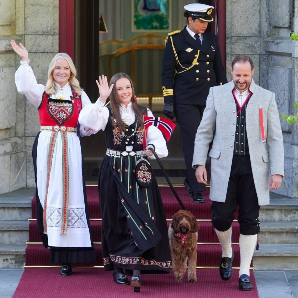 Perché i reali norvegesi preferiscono il loro costume tradizionale agli ...