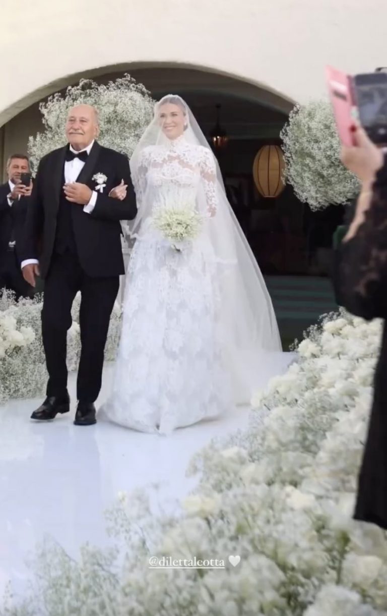 L'abito da sposa di Diletta Leotta: cascata di pizzo e la dedica d'amore sul velo