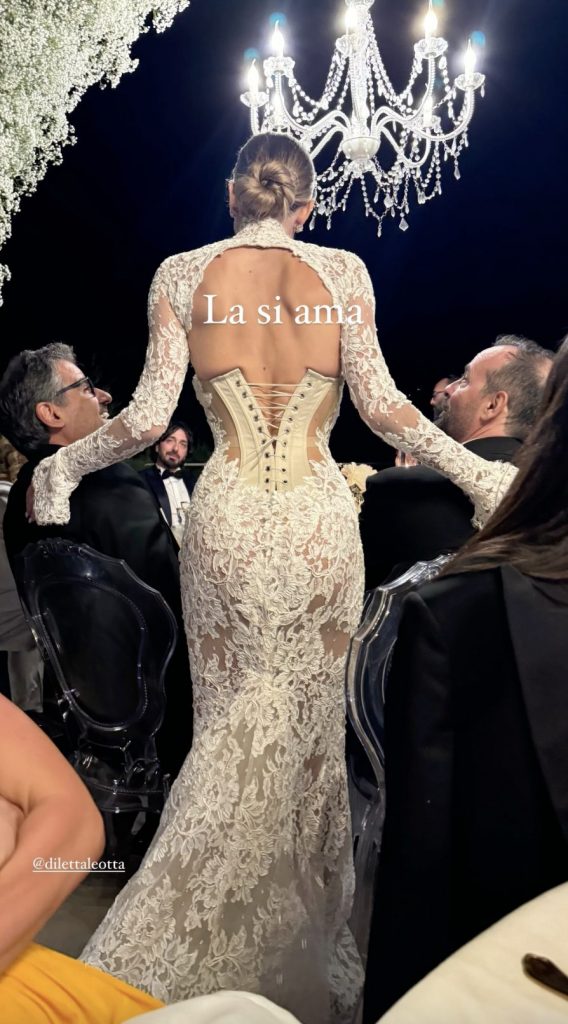 L'abito da sposa di Diletta Leotta: cascata di pizzo e la dedica d'amore sul velo