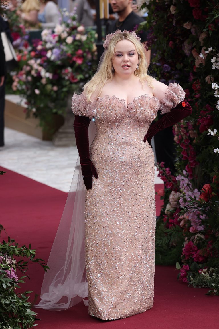 Nicola Coughlan è una regina con corona di fiori e guanti in velluto ...