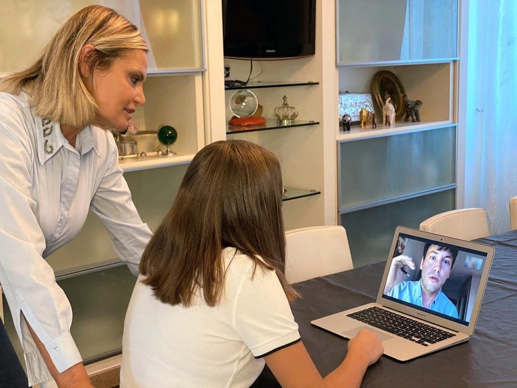 Dove vivono Simona Ventura e Giovanni Terzi: la casa a Milano con scala ...