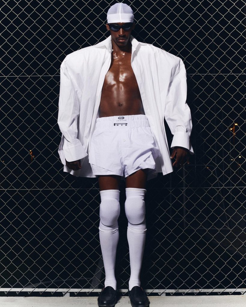 Mahmood in mutande a Battiti Live: chi ha firmato il look bianco con ...