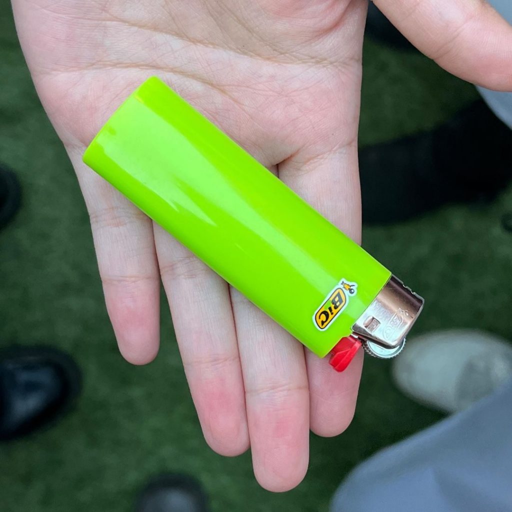 Perché è esplosa la tendenza del verde "brat": dai social alla moda, l'estate 2024 è fluo