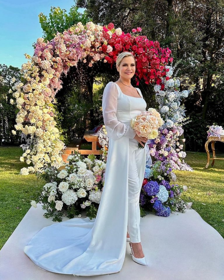 Simona Ventura sposa in pantaloni: l'abito tuta con strascico per il ...