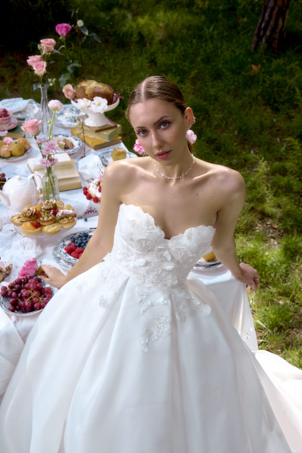 Martina Strazzer vestita da sposa, le foto col romantico abito bianco