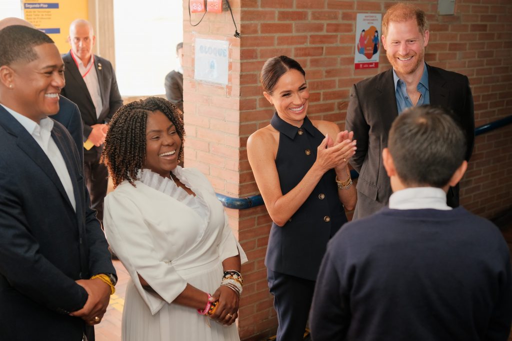 Meghan Markle arriva in Colombia con Harry: il look della duchessa vale ...