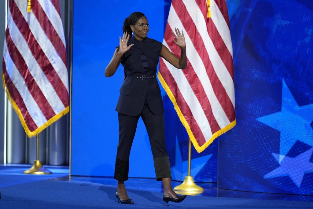 Perché Michelle Obama ha scelto un completo nero per la Convention ...