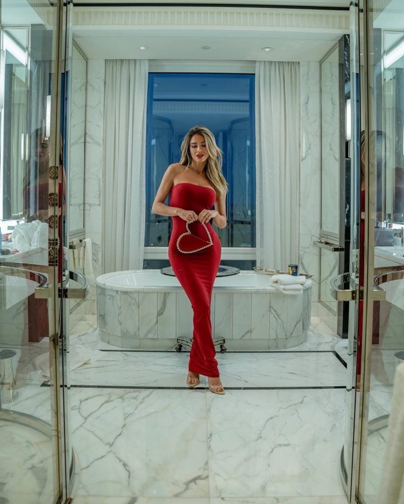 Diletta Leotta a New York: look total red con borsa a cuore tempestata ...